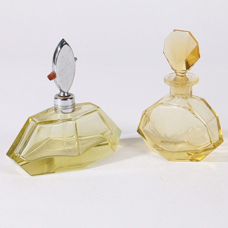 TWO ART DECO GLASS SCENT BOTTLES (2). Glass - Art glass - Auctionet
