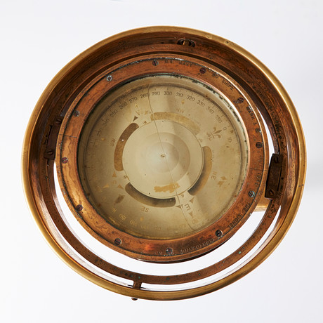 Una brújula fluida con cardán de latón de mediados del siglo XX, The ...