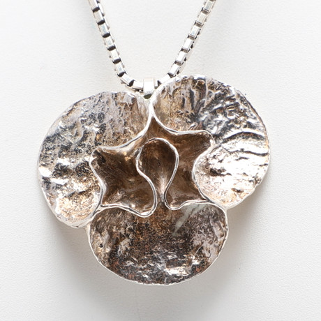 THERESIA HVORSLEV. Hänge med kedja, organisk form, silver, MEMA, 1976 ...