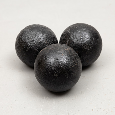 Conjunto de tres balas de cañón de hierro del siglo 1700/XIX. Armas y ...