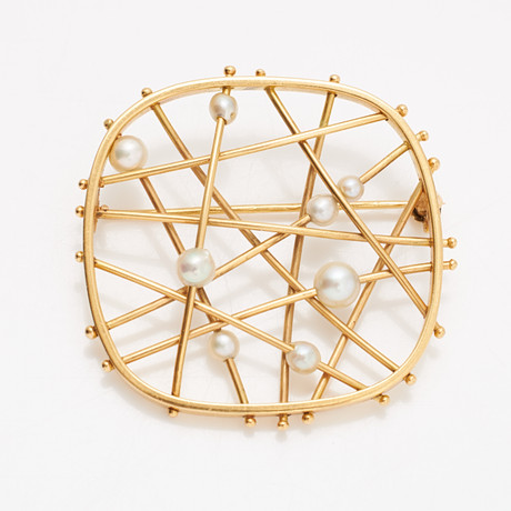A brooch, 18k gold, square shape with decoration of 8 cultured salt ...