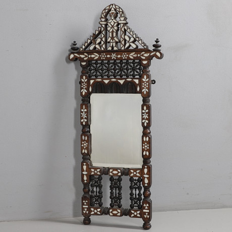 AN EARLY-MID 20TH CENTURY MIDDLE EASTERN WALL MIRROR. Mirrors - Auctionet