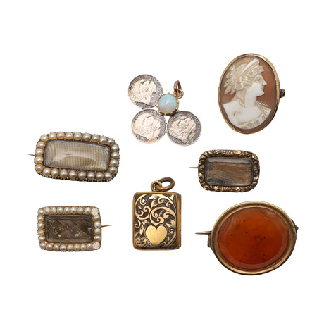 TRES BROCHES DE PELO GEORGIANOS, UN BROCHE DE CAMEO, UN BROCHE DE ÁGATA ...