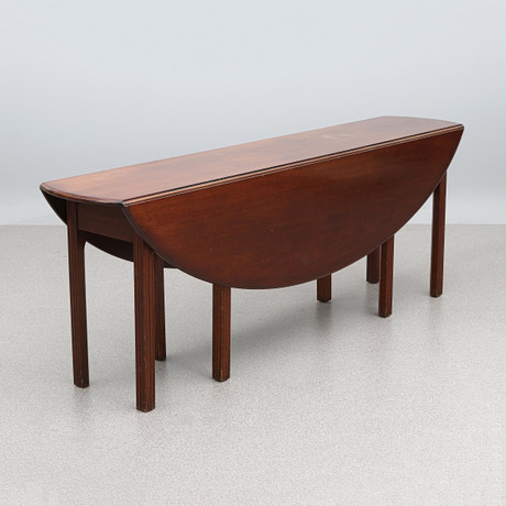 DINING TABLE WITH FLAPS. Mahogany. English style, 20th century ...