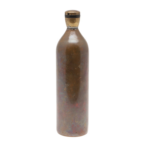 A METAL GUN POWDER FLASK. Weapons & Militaria - Other - Auctionet
