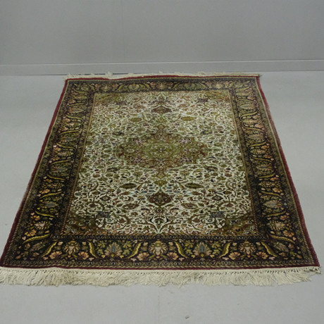 HANDKNUTEN MATTA. NAINMÖNSTER. Mattor & Textil - Mattor - Auctionet