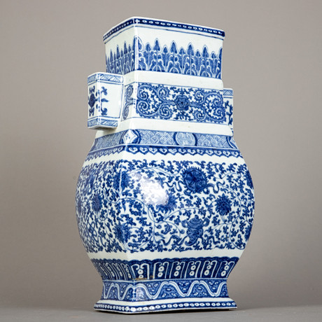 Blue white handle vase, pitch pot, Qianlong brand, China, 20. Jh ...