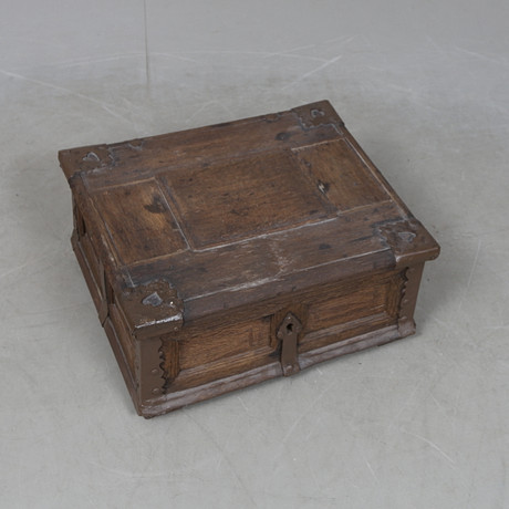 A 1700/19th century wooden box. Folk art - Bowls & Boxes - Auctionet