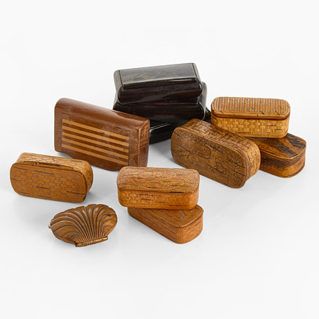 11 snuff boxes, 19th century, various materials and decor ...