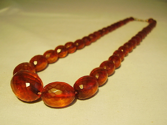 AMBER CHAIN. Faceted from Königsberg around 1930. Jewellery & Gemstones ...