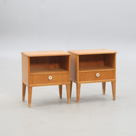A pair of 1940s/50s bedside tables. Furniture - Tables - Auctionet