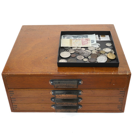 A COIN COLLECTOR'S WOODEN FOUR DRAWER TABLE TOP CABINET AND A LARGE ...