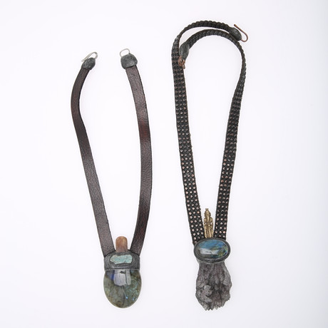 ANOTHAI HANSEN. Collier/amulett, 2 st, labradorit/ametist med läderband ...