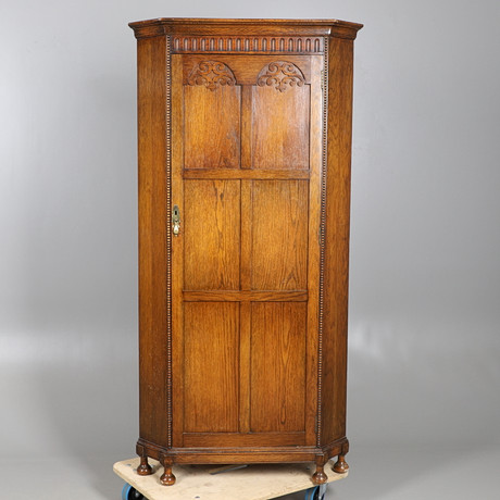 AN OAK SINGLE DOOR CORNER HALL CUPBOARD. Furniture - Cupboards ...