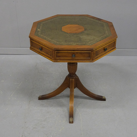 CAROUSEL TABLE, OCTAGONAL, ENGLISH STYLE. Furniture - Tables - Auctionet
