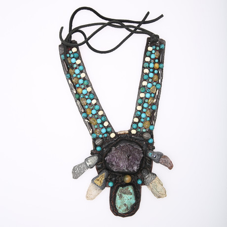 ANOTHAI HANSEN. Collier/amulett, mineral/turkos/ametist/läder, Thailand ...