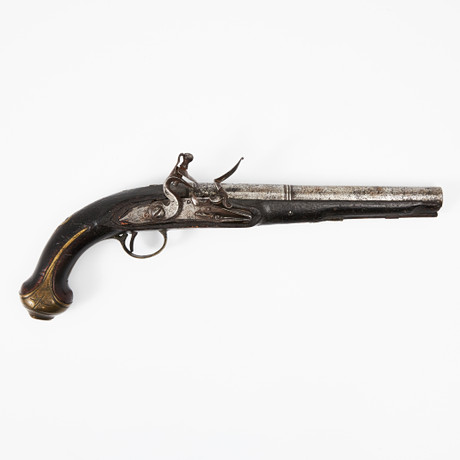 FLINT LOCK GUN. 18th century, piston in walnut, lock and lock plate in ...