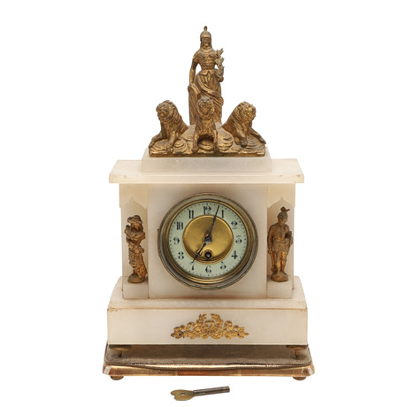 AN ALABASTER MANTEL CLOCK. Clocks & Watches - Mantel clocks - Auctionet