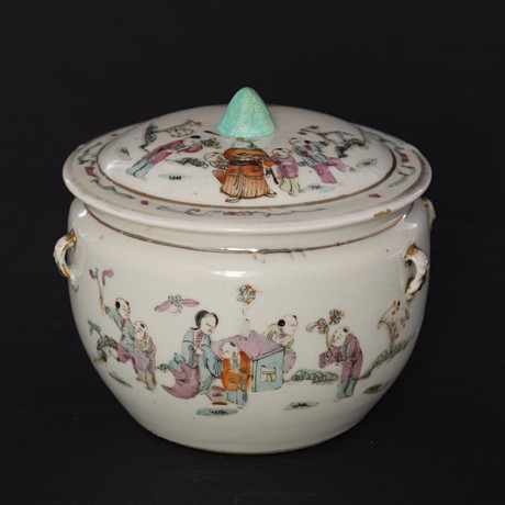Chinese porcelain food bucket, decorated in colors and gold. Qing 19th ...
