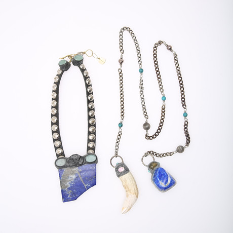 ANOTHAI HANSEN. Collier/amulett, 2 st, lapis lazuli/metall/tand ...