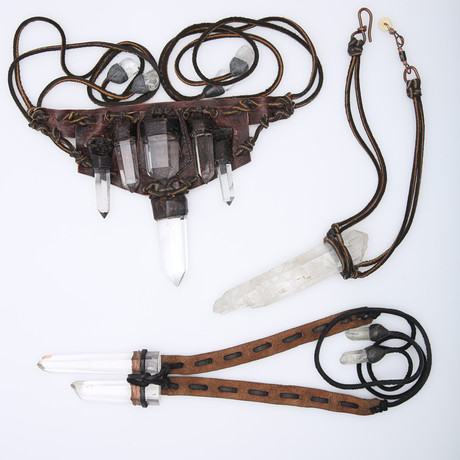 ANOTHAI HANSEN. Collier/amuletter, 3 st, bergkristall/läder, Thailand ...