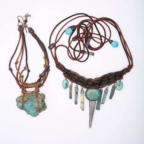 ANOTHAI HANSEN. Collier/amuletter, 2 st, turkos/titan/silvertitan ...