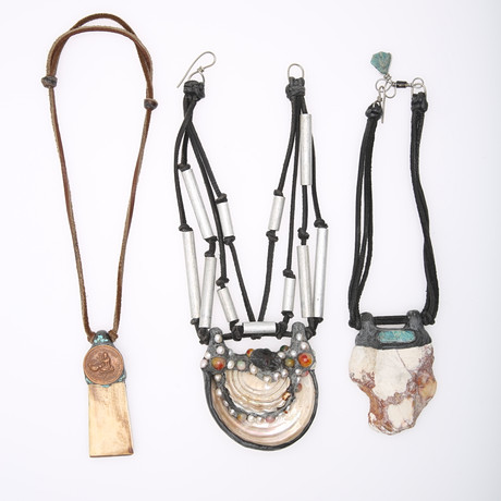 ANOTHAI HANSEN. Collier/amulett, 3 st, pärlemor/pärlor/mineral/läder ...