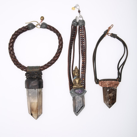 ANOTHAI HANSEN. Collier/amulett, 3 st, rökkvarts/gulmetall/läder/buddha ...