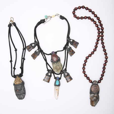 ANOTHAI HANSEN. Collier/amulett, 3 st, mineral/träkulor/pärlor/läder ...
