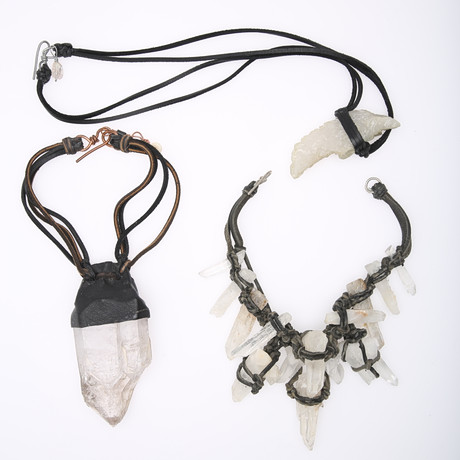 ANOTHAI HANSEN. Collier/amuletter, 3 st, bergkristall/läder, Thailand ...