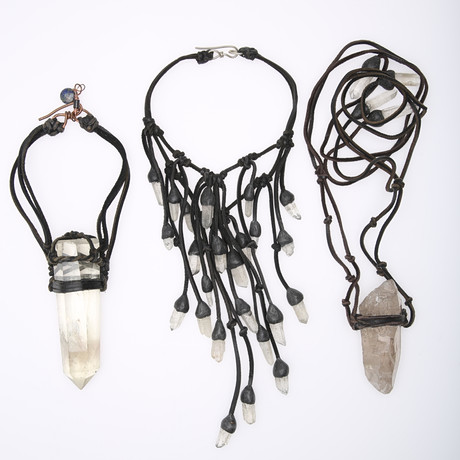 ANOTHAI HANSEN. Collier/amuletter, 3 st, bergkristall/läder, Thailand ...