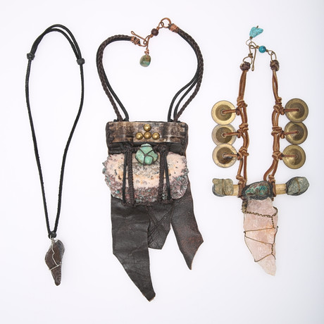 ANOTHAI HANSEN. Collier/amuletter, 3 st, mineral/horn/metall/läder ...