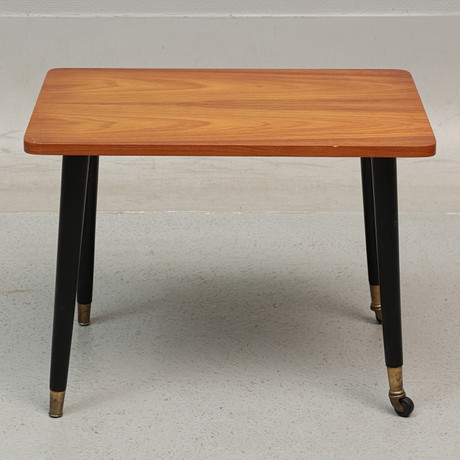 A 1950s/60s teak TV table. Furniture - Tables - Auctionet
