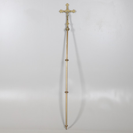 A LATE VICTORIAN BRASS CHURCH PROCESSIONAL CROSS. Silver & Metals ...