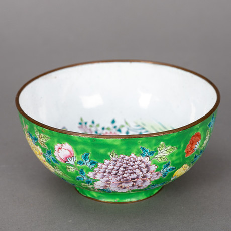 Kumme with enamel painting, Qianlong brand, early 20th century. Jh ...