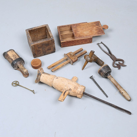 PARTY HANDOUTS. 11 parts. 18th/20th century. Navare, Knob, Candlestick ...