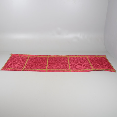 A RED DAMASK HIGH ALTAR FRONTAL. Carpets & Textiles - Textiles - Auctionet
