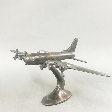 LARGE METAL MODEL OF AN AIRCRAFT. Art - Sculptures & Bronzes - Auctionet