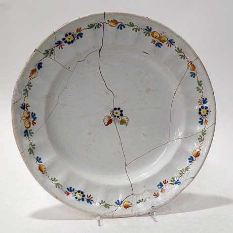 18TH CENTURY ENAMELED CERAMIC ALGORA PLATE. Ceramics & Porcelain ...