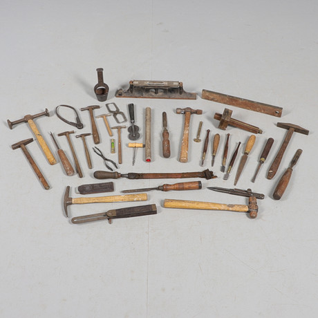 A GROUP OF VINTAGE HAND TOOLS. Miscellaneous - Modern Tools - Auctionet