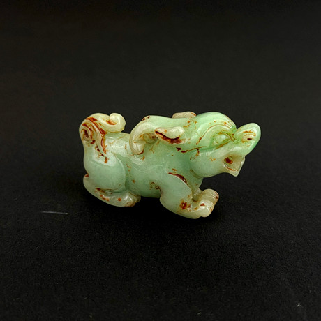 CHINESE CARVED NEPHRITE JADE DOG SHAPED AMULET. Asiatica - Auctionet