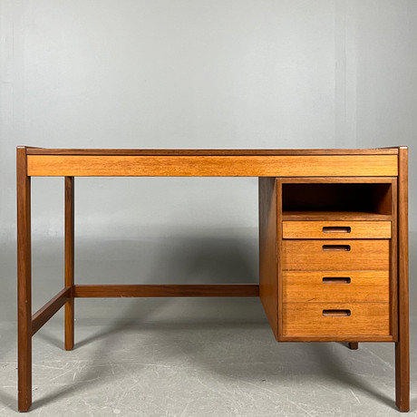 A 1950s/60s desk. Furniture - Tables - Auctionet