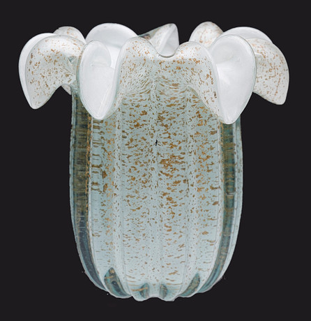 Blåst, gjuten och vikad glasvas med aventurininneslutningar, omkring ...