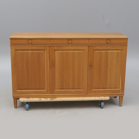 CARL MALMSTEN. SIDEBOARD, Herrgården. Möbler - Byråar - Auctionet