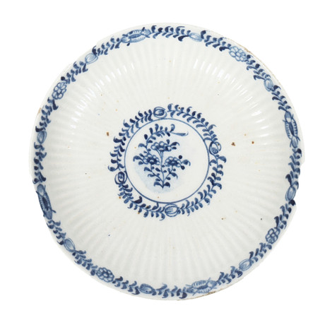 A LOWESTOFT PORCELAIN SAUCER. Ceramics & Porcelain - European - Auctionet