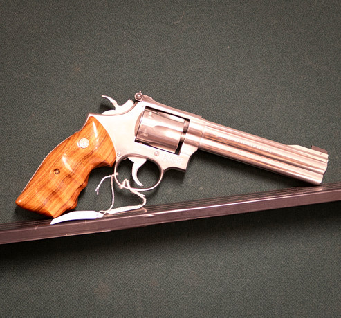 Smith&Wesson Model. 617. Caliber 22lr. Part no. BHM4472. Licence ...