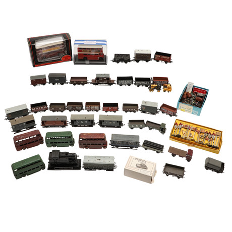 KIT BUILT WAGONS - 00 GAUGE, & DINKY TOYS. Toys - Toys - Auctionet
