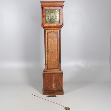 KLOCKA, 30 TIMMAR, VALNÖT, 1700-TAL. Klockor & Ur - Golvur - Auctionet