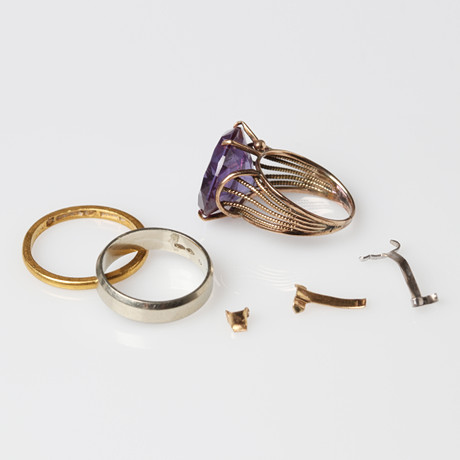 SCRAP GOLD. 23k+18k+14k gold. Jewellery & Gemstones - Jewellery - Auctionet