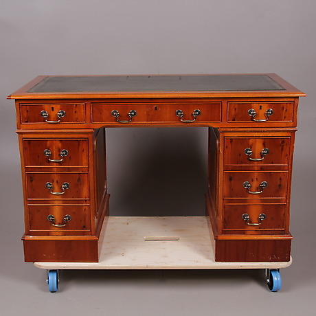 DESK, Yew, English style, 1900s. Furniture - Tables - Auctionet